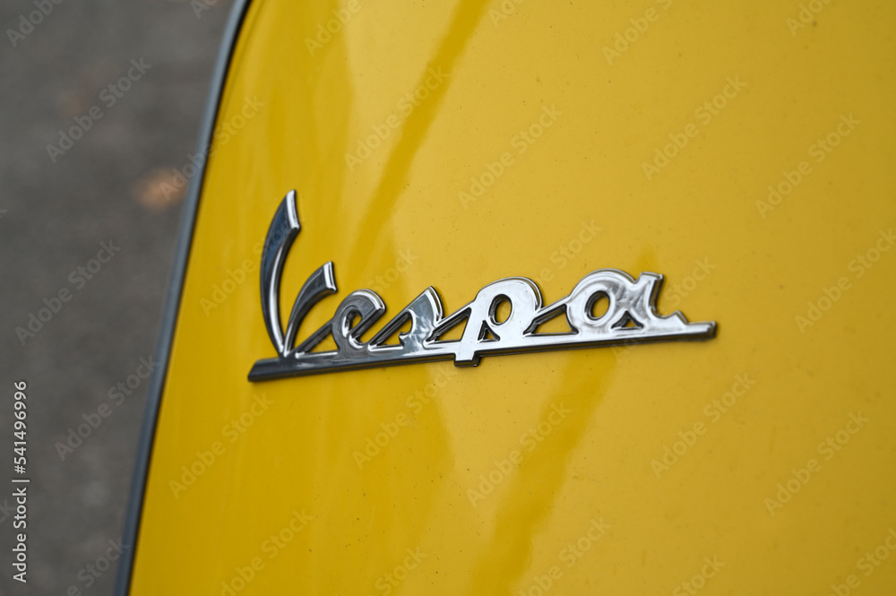 Vespa scooter logo close up | Logo de scooter Vespa en gros plan Stock ...