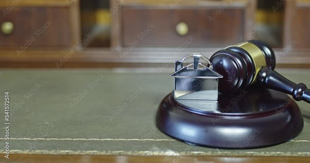 Vidéo Stock 4K: Gavel Law for smash table of judges. It represents ...