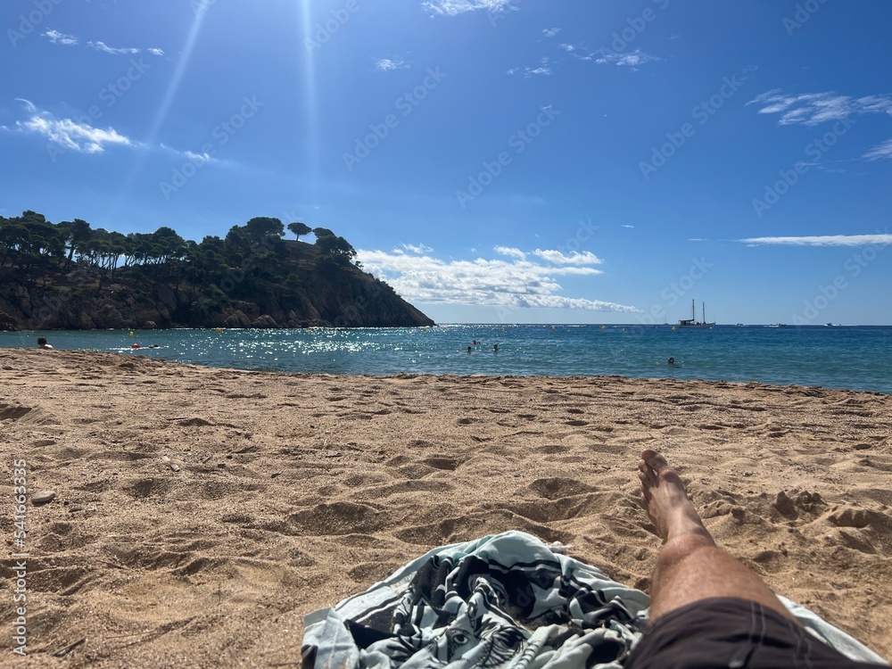Hombre tomando el sol en playa paradisíaca Stock Photo | Adobe Stock