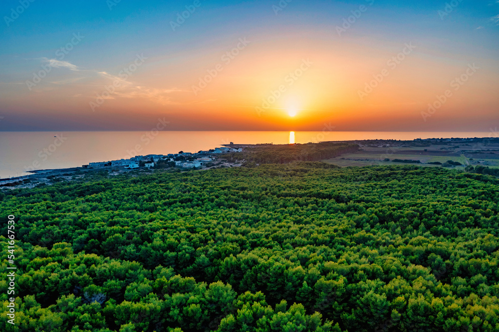 Tramonto visto dal drone sulla pineta e il mare, marina di Lizzano ...