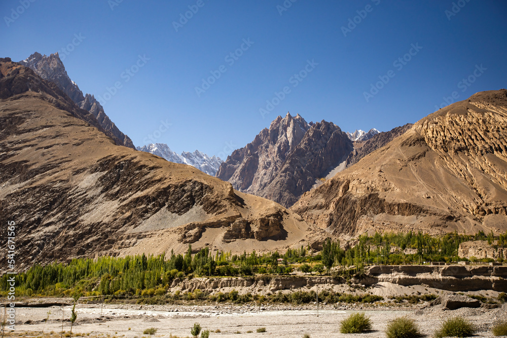 Foto de The Khunjerab Pass landscape, the highest-paved international ...