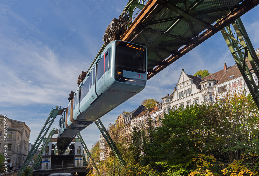 Wuppertaler Schwebebahn im Herbst 2022; Nordrhein-Westfalen ...