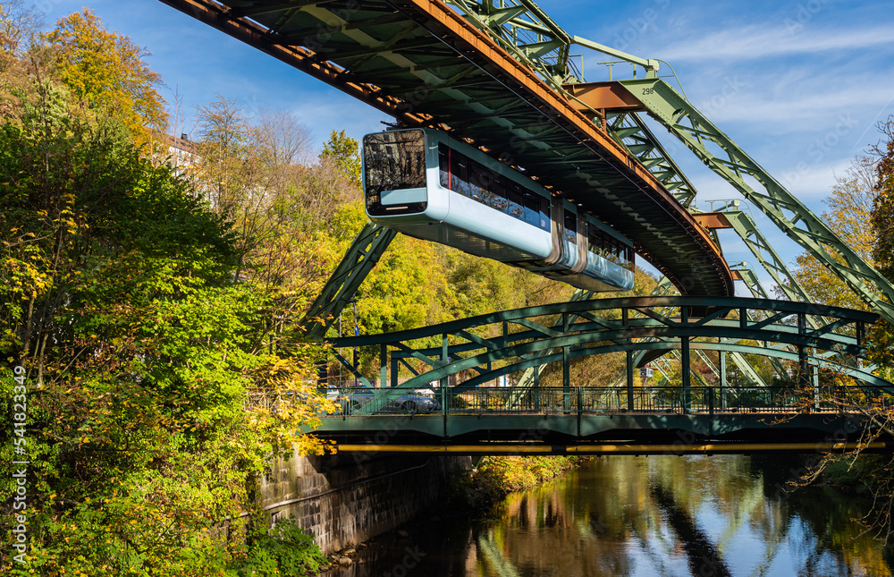 Wuppertaler Schwebebahn im Herbst 2022; Nordrhein-Westfalen ...