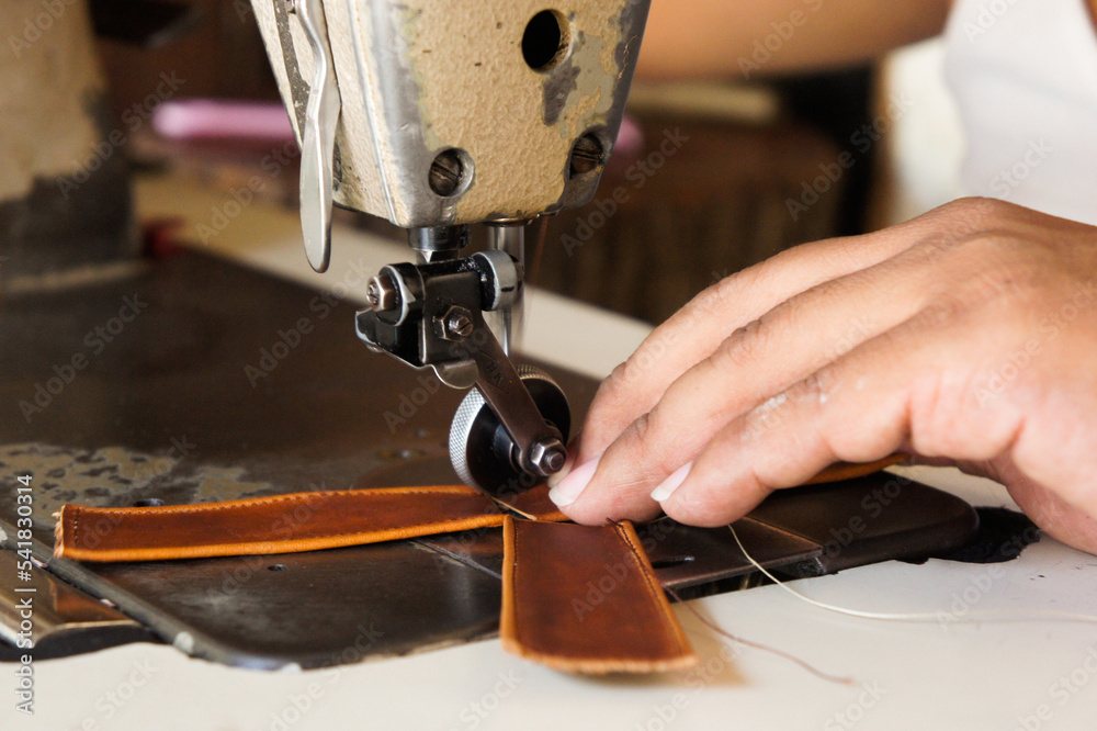 Acercamiento a Manos de Artesano talabartero trabajando en la ...