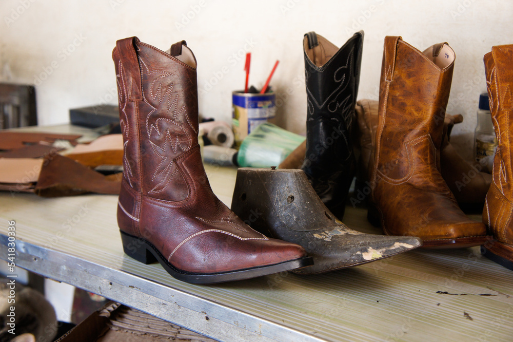 Taller artesanal de zapatos, botas y botines en talabartería con ...