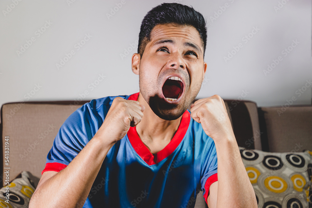 Joven Fanático Del Fútbol Gritando Gol Apoyando A Su Equipo Sentado