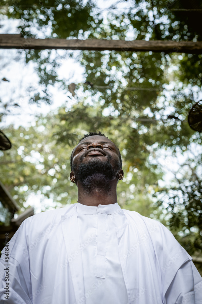 a black man looking up to the sky Stock-Foto | Adobe Stock