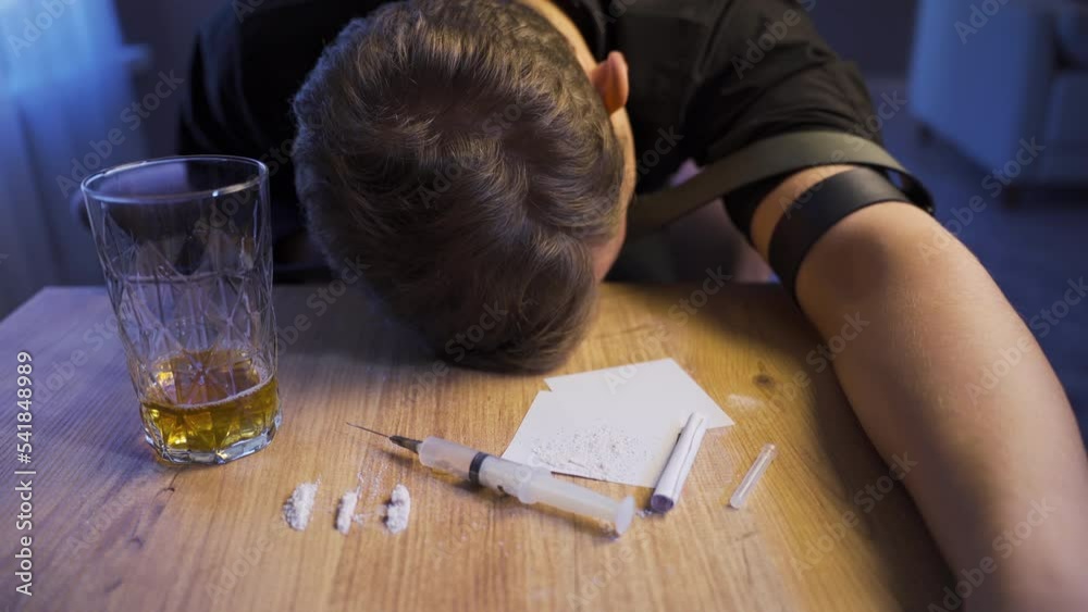 Substance abuse. The man who injected heroin into his vein fainted ...