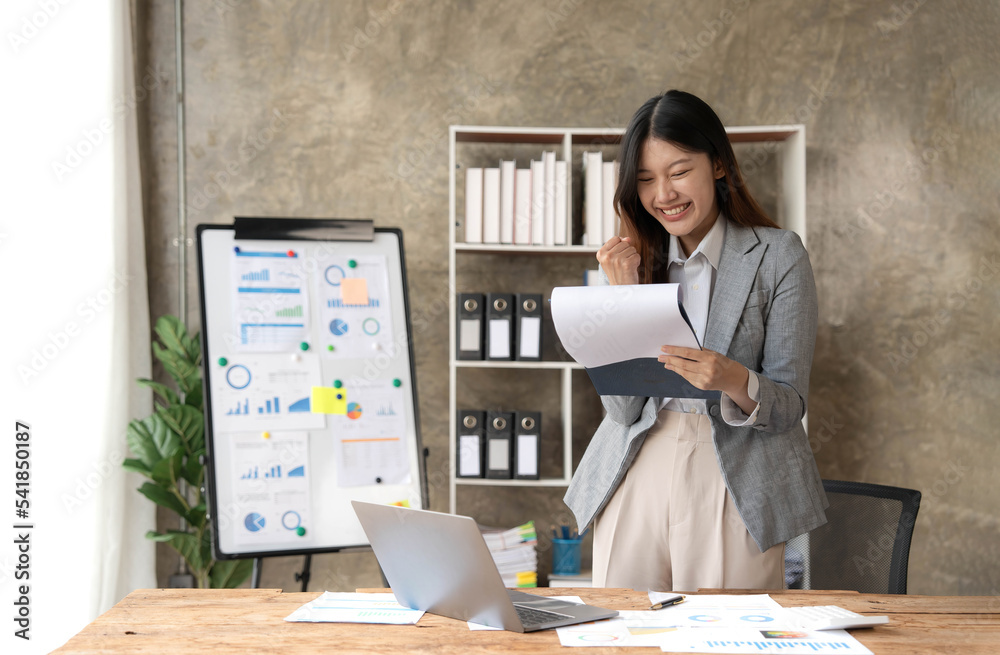 Pretty Asian businesswoman sitting on a laptop And the work came out ...