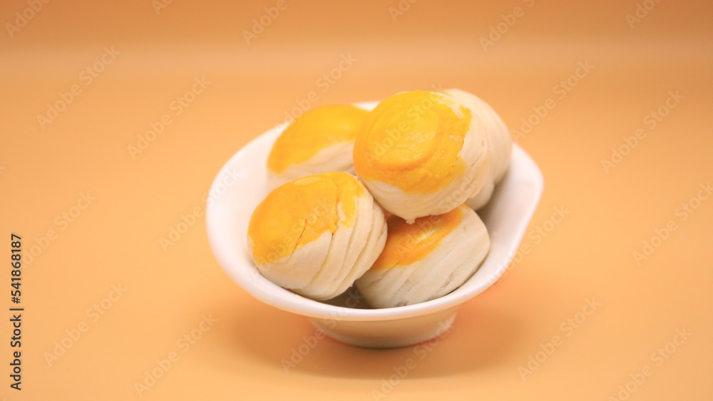 Snacks in the shape of a circle, put in a white plate. Stock-Foto ...