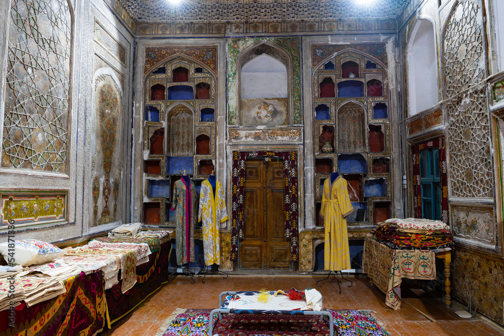 BUKHARA, UZBEKISTAN - SEPTEMBER 09, 2022: Interior of a room in a old ...