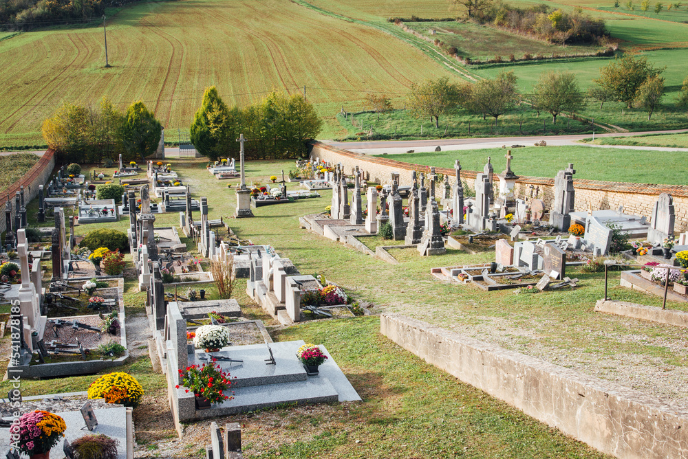Un cimetière pour la Toussaint. La fête des morts. Un cimetière ...