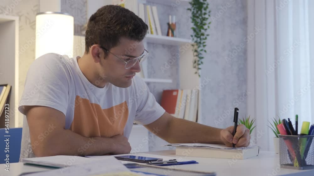 Vidéo Stock The man doing the calculations at the table. Calculating ...