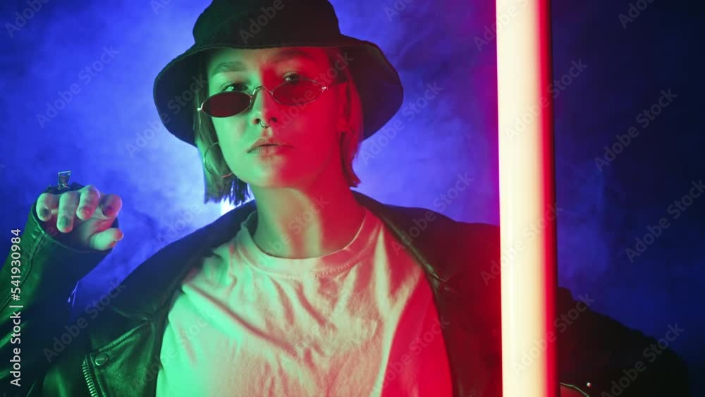 Vidéo Stock Stylish rock woman dancing in neon multi-color light. Smoky ...