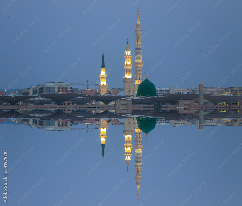 Fotografia do Stock: Muslim pilgrims visiting the beautiful Nabawi ...