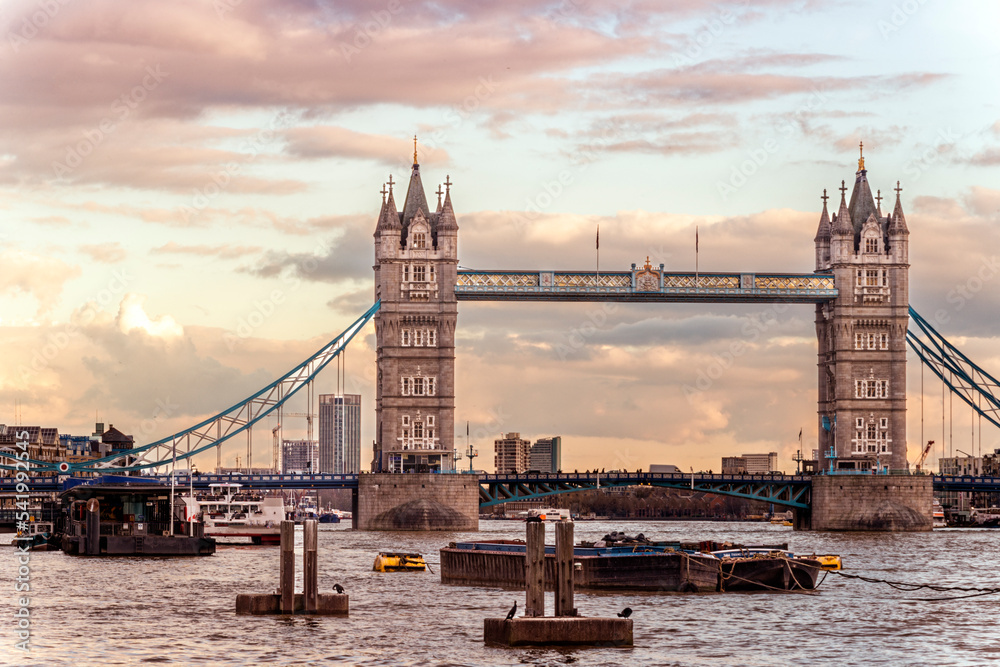 Foto de Tower Bridge is a Grade I listed combined bascule and ...