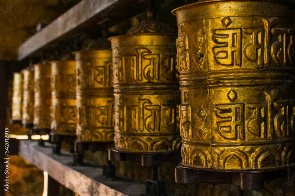 Foto de Buddhist tibetan prayer wheels in solukhumbu, nepal seen during ...
