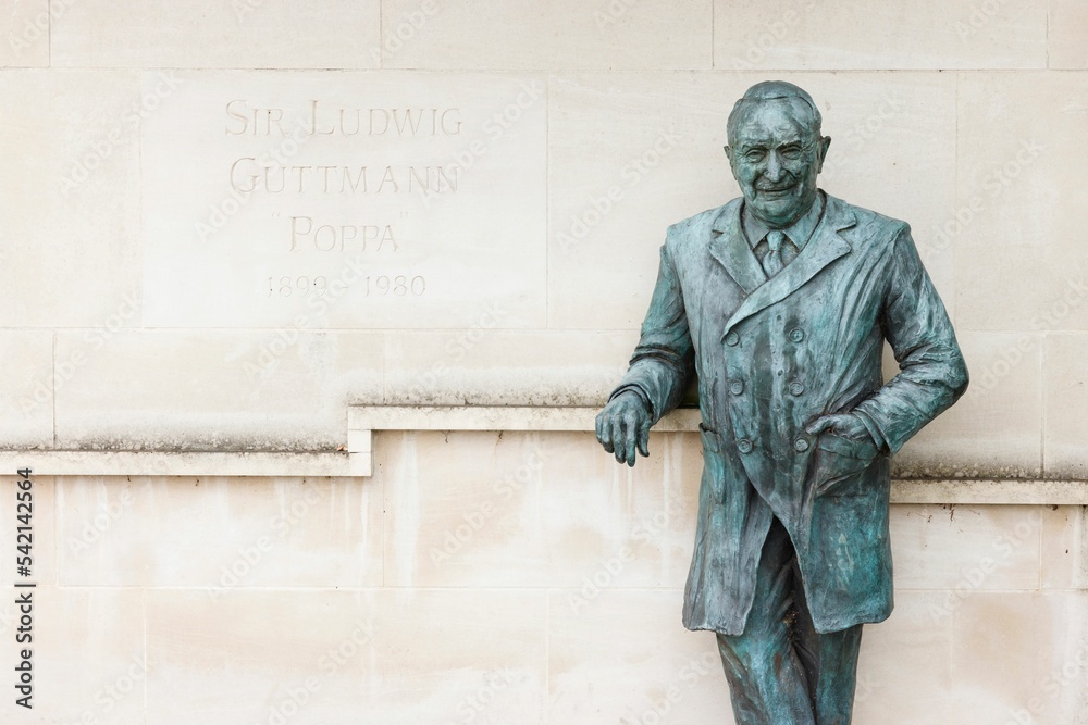 Fotka „Statue of Sir Ludwig Guttmann founder of Paralympic Games“ ze ...