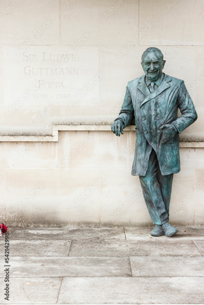 Statue of Sir Ludwig Guttmann founder of Paralympic Games Stock Photo ...
