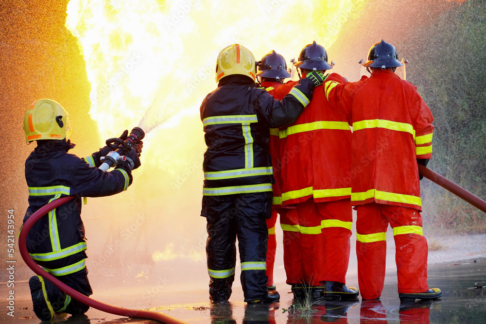 Foto de irefighters using Twirl water fog type fire extinguisher to ...
