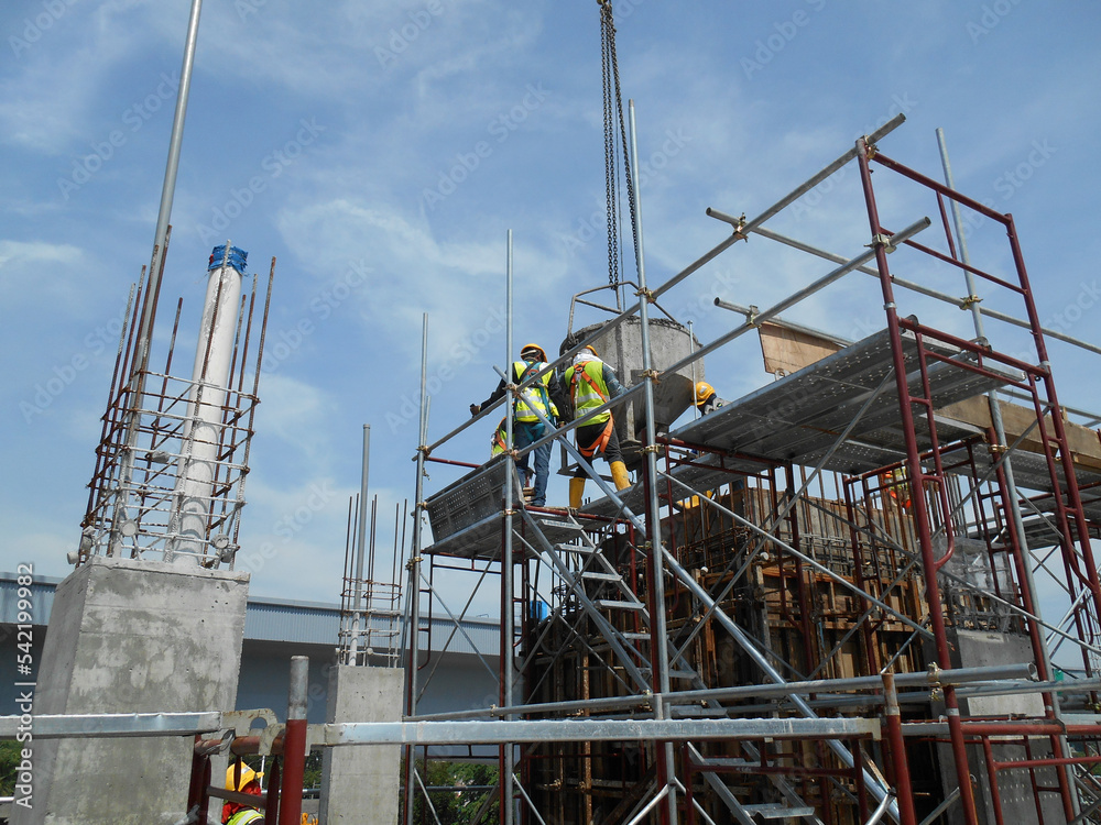 Foto de SEPANG, MALAYSIA APRIL 08, 2015: Bar bending yard at the ...