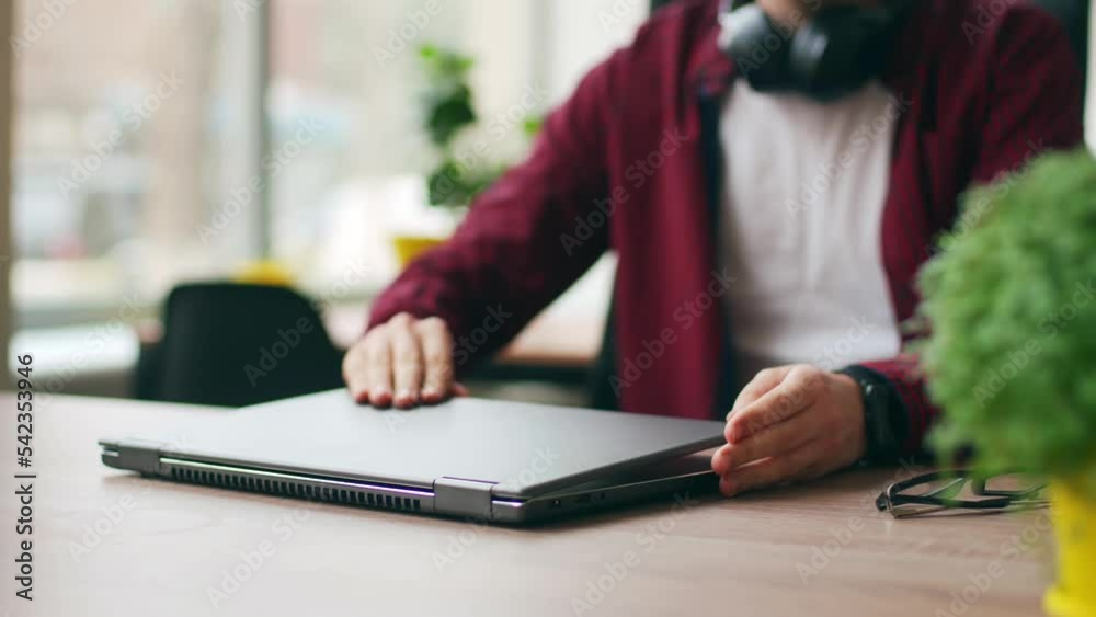 Video „Tired office worker finishes work, takes a break, closes laptop ...