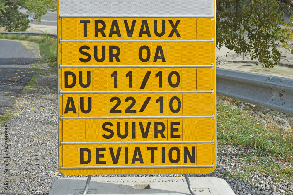 Panneau provisoire de chantier annonçant des travaux, les dates et une ...