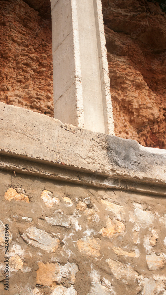 Muro de rocas y pilar de cemento Stock Photo | Adobe Stock