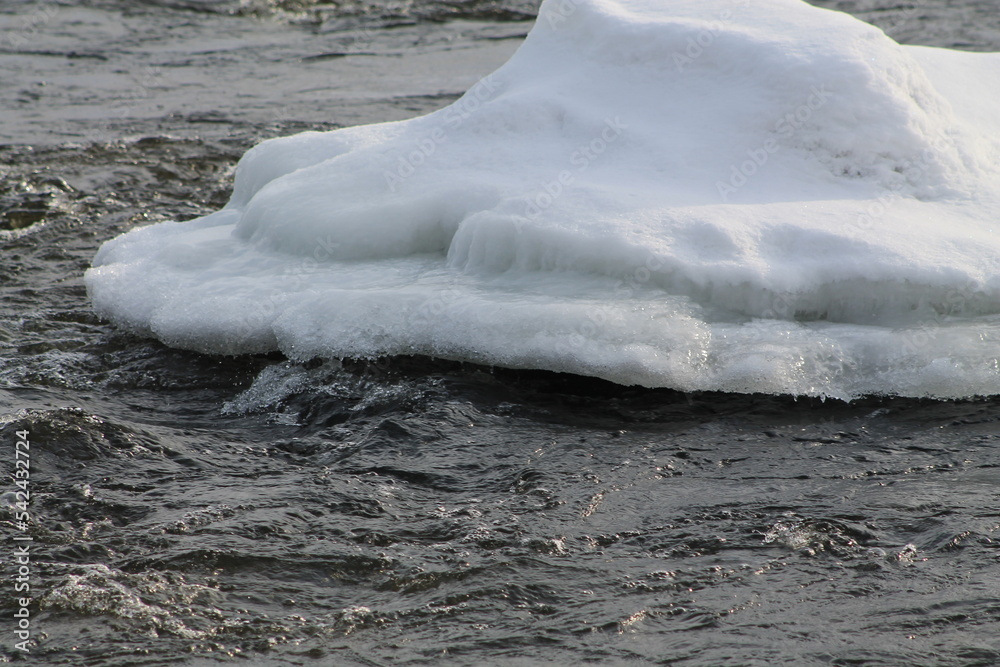 L'eau se réchauffe, le courant fait fondre la glace Stock Photo | Adobe ...