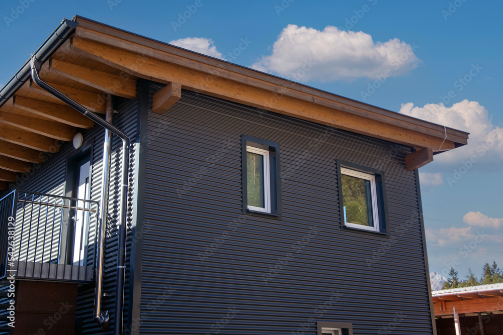 Modernes Haus mit Metallfassade bzw. Blechfassade Stock Photo | Adobe Stock