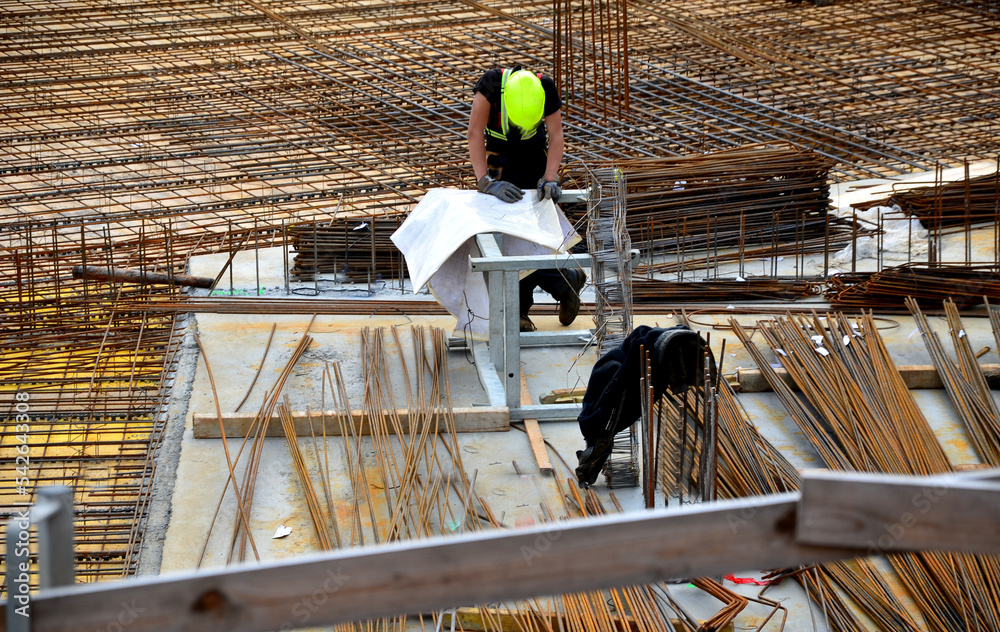 formwork in front of the concrete ceiling. the wires are like a net ...