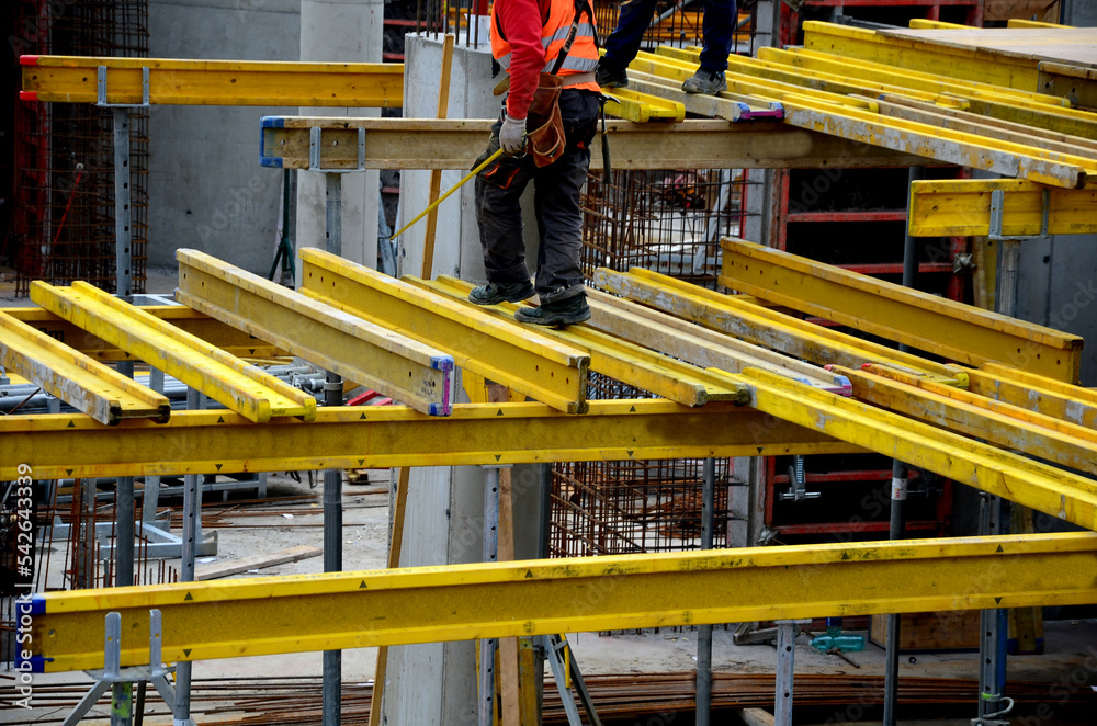 formwork in front of the concrete ceiling. the wires are like a net ...