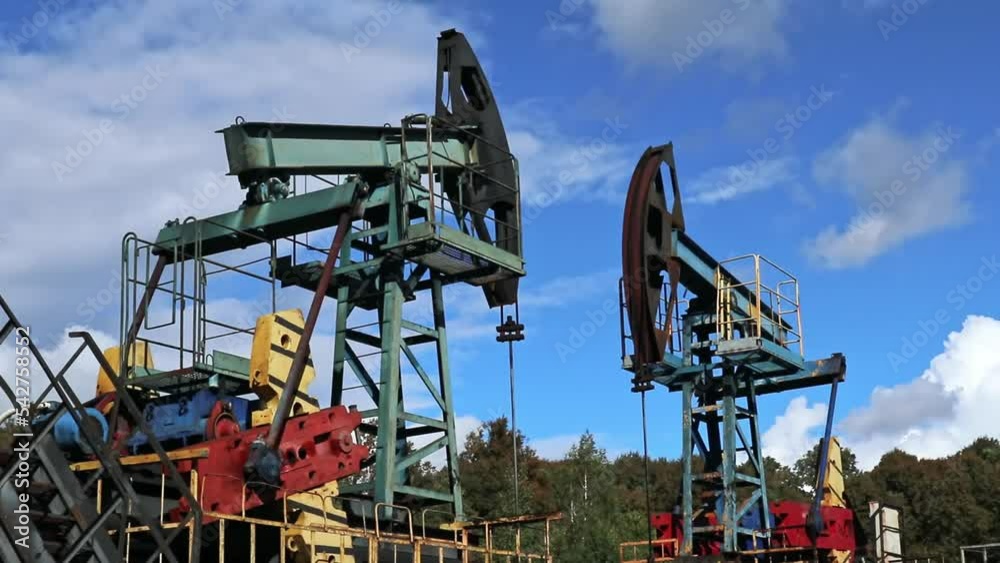 Vidéo Stock Two oil pumps during operation. Operation and maintenance ...