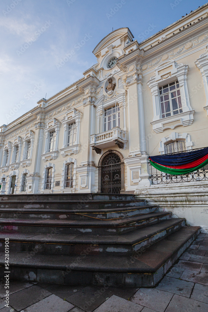 Fachada de edificio municipal de Otavalo, cúpula de iglesia San Luis ...