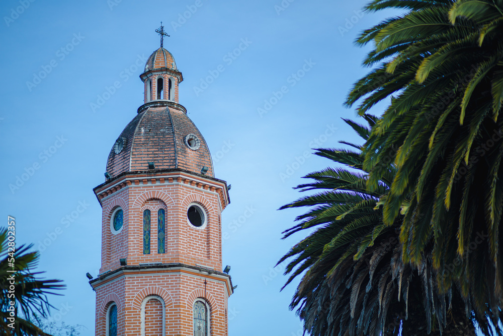 Fachada de edificio municipal de Otavalo, cúpula de iglesia San Luis ...