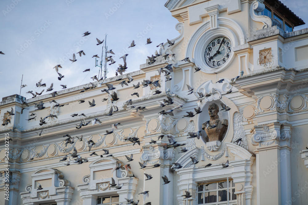Fachada de edificio municipal de Otavalo, cúpula de iglesia San Luis ...