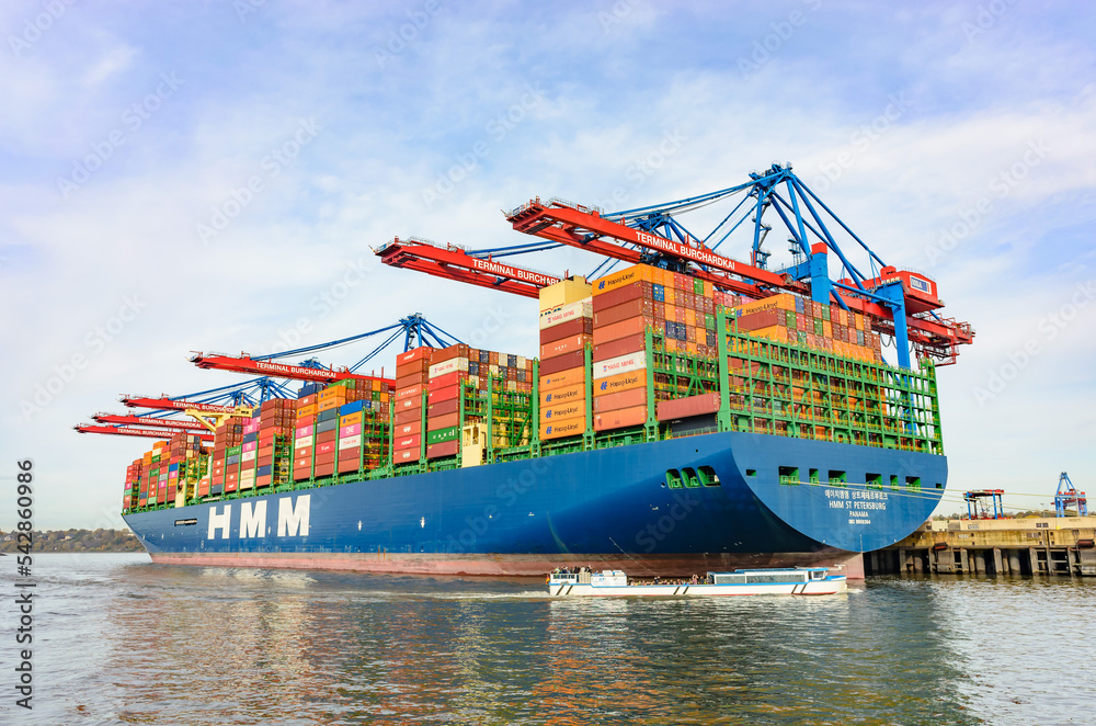 container ship hmm st. petersburg in the harbour of hamburg, germany ...