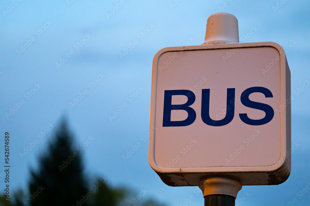Símbolo de una parada de autobús (bus) al atardecer Stock Photo | Adobe ...