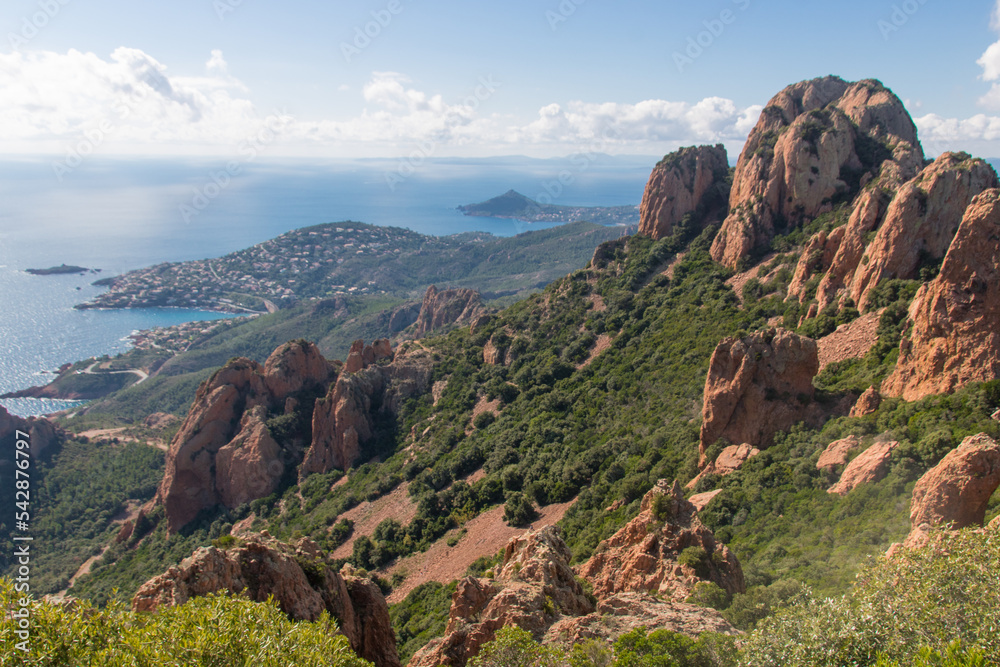 Vue depuis le Cap Roux à Saint-Raphaël sur la Côte d'Azur avec la Mer ...