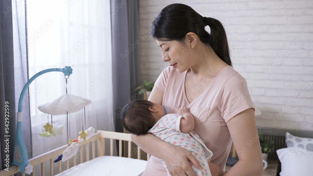 Fotka „beautiful Taiwanese mom is looking at her baby daughter ...