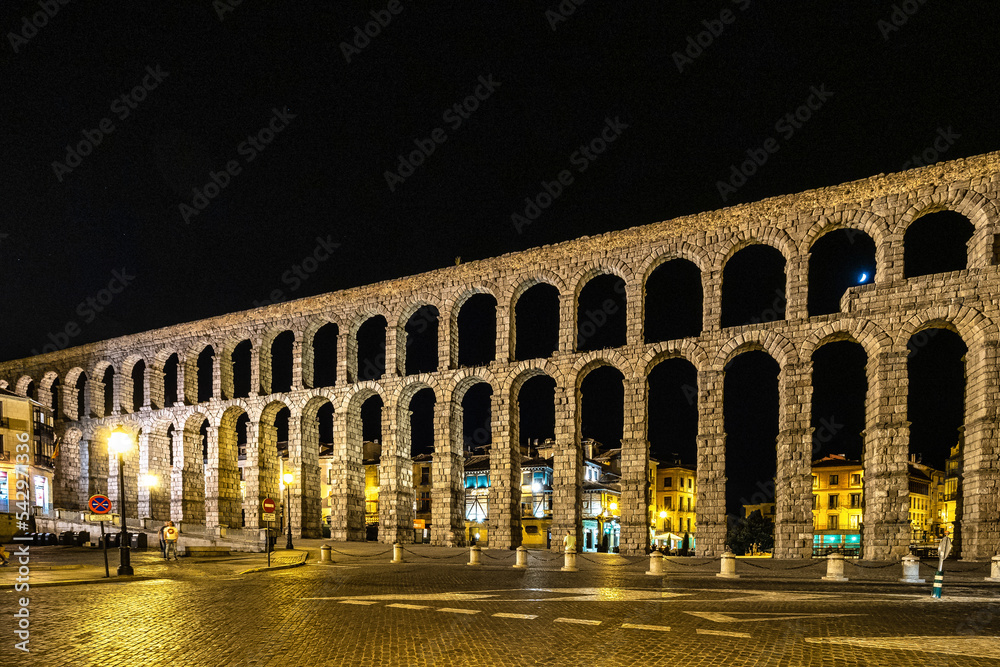 Foto de Roman Aqueduct of Segovia at night, one of the best-preserved ...