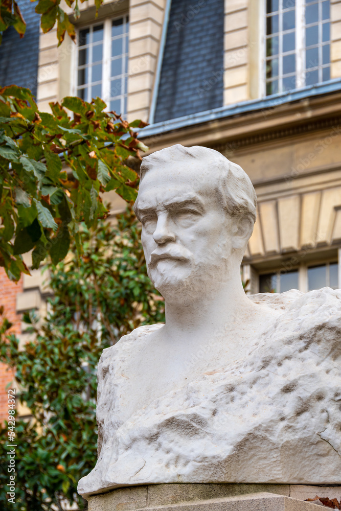 Statue de Louis Pasteur devant le bâtiment historique de l'Institut ...