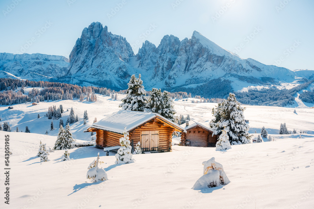 Foto de Picturesque landscape with small wooden log cabin on meadow ...