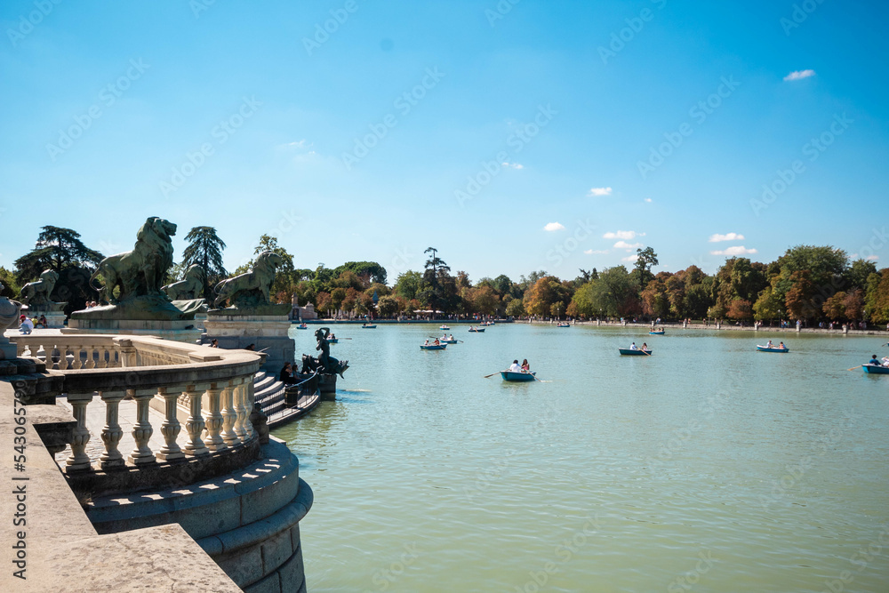Foto de Maravilloso dia de Otoño en el parque del Retiro en Madrid con ...