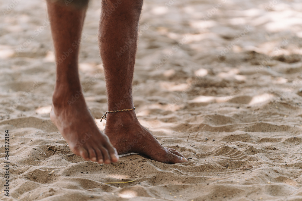 Imagen de los pies de un hombre local irreconocible sentado tocando la ...