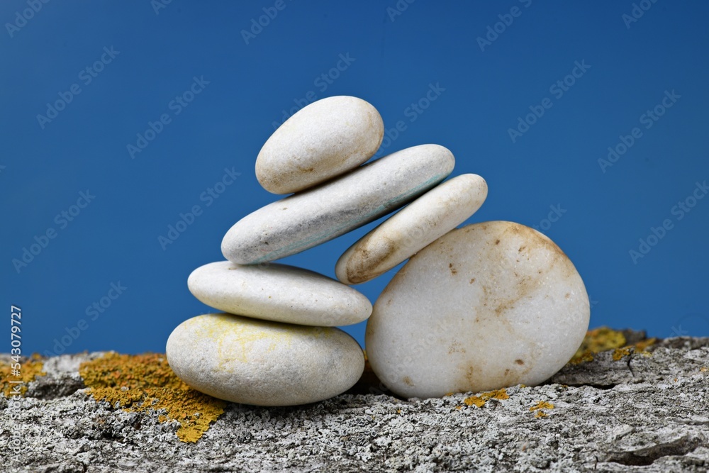 Piedras apiladas de diferentes formas, guardando el equilibrio, sobre ...