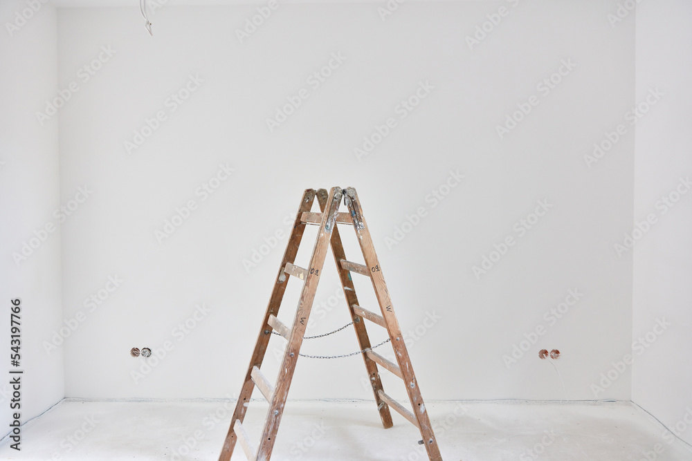 Leiter vor weißer Wand nach Malerarbeiten im Haus Stock Photo | Adobe Stock