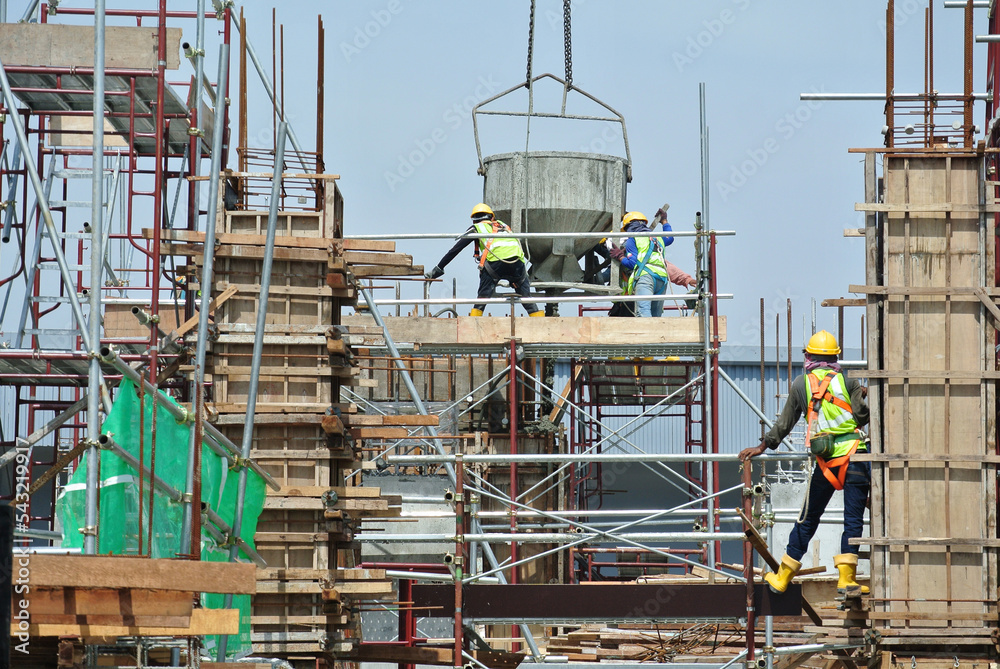 Foto de JOHOR, MALAYSIA -MAY 12, 2016: A group of construction workers ...