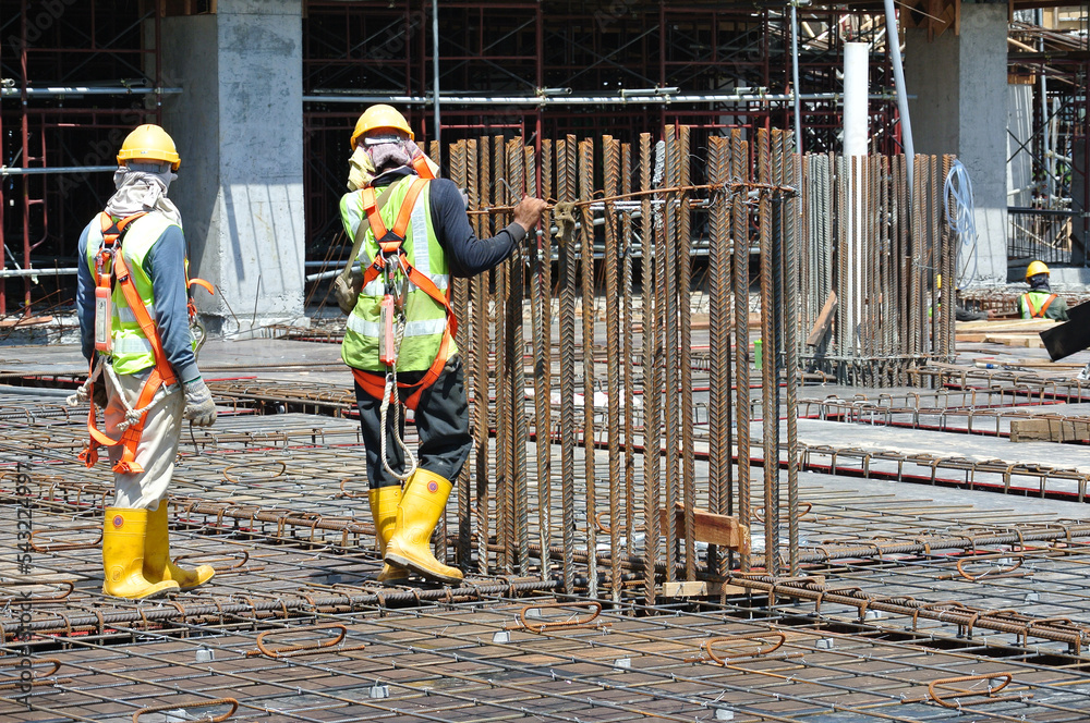 Foto de JOHOR, MALAYSIA -MAY 15, 2016: Construction site in progress at ...