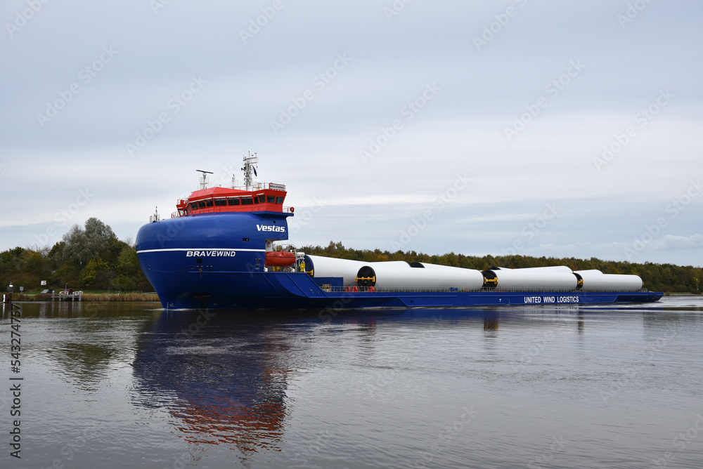 Spezialschiff Bravewind mit Windkraftanlagen im Nord-Ostsee-Kanal Stock ...